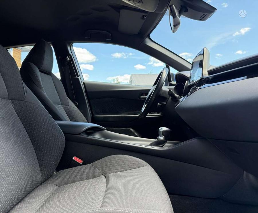 Blue Toyota C-HR 2019 in Vilnius, with an engine capacity of 1.80 L and mileage of 139 thousand km for 15990 €, photo 20 on AUTOMOTO.COM.LV