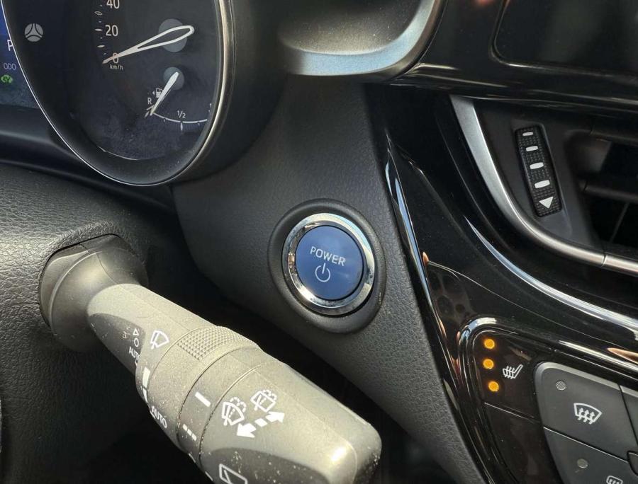 Blue Toyota C-HR 2019 in Vilnius, with an engine capacity of 1.80 L and mileage of 139 thousand km for 15990 €, photo 31 on AUTOMOTO.COM.LV