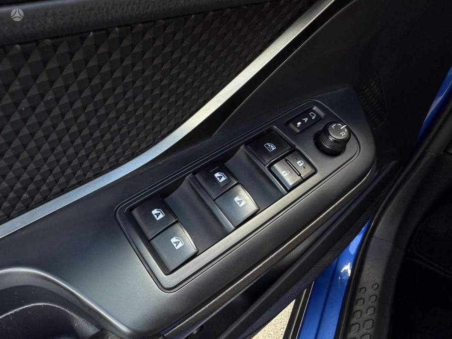 Blue Toyota C-HR 2019 in Vilnius, with an engine capacity of 1.80 L and mileage of 139 thousand km for 15990 €, photo 33 on AUTOMOTO.COM.LV