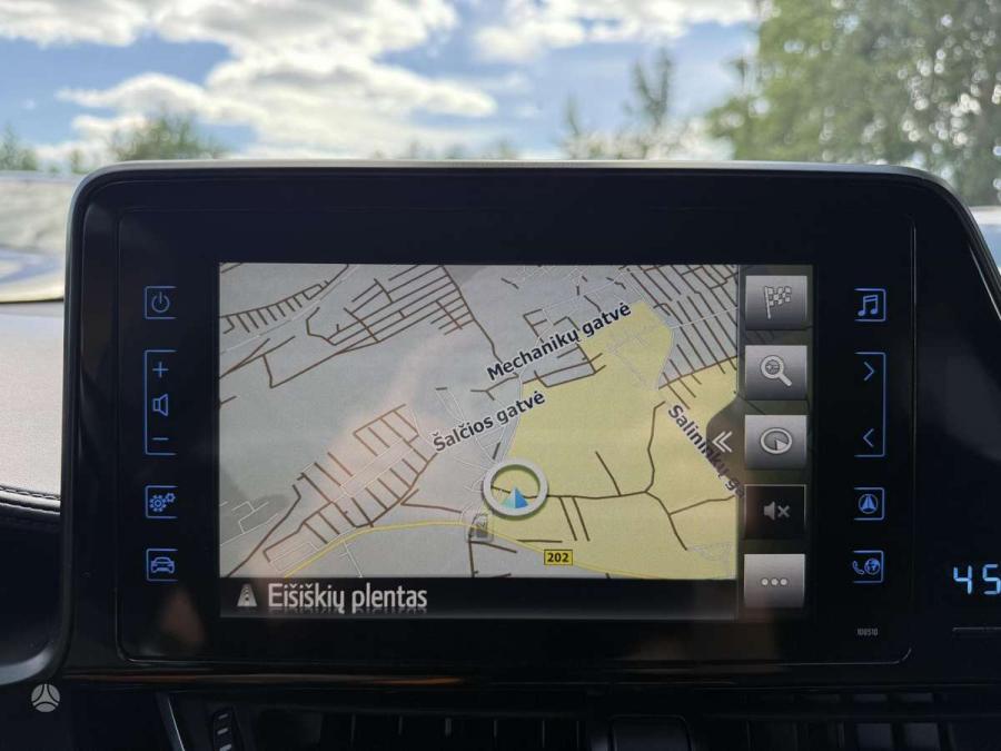 Blue Toyota C-HR 2019 in Vilnius, with an engine capacity of 1.80 L and mileage of 139 thousand km for 15990 €, photo 35 on AUTOMOTO.COM.LV