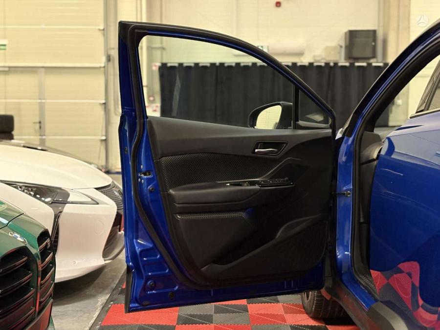 Синий Тойота C-HR 2019 в Вильнюс, объемом двигателя 1.80 л и пробегом 86 тыс. км за 17999 €, фото 13 на AUTOMOTO.COM.LV
