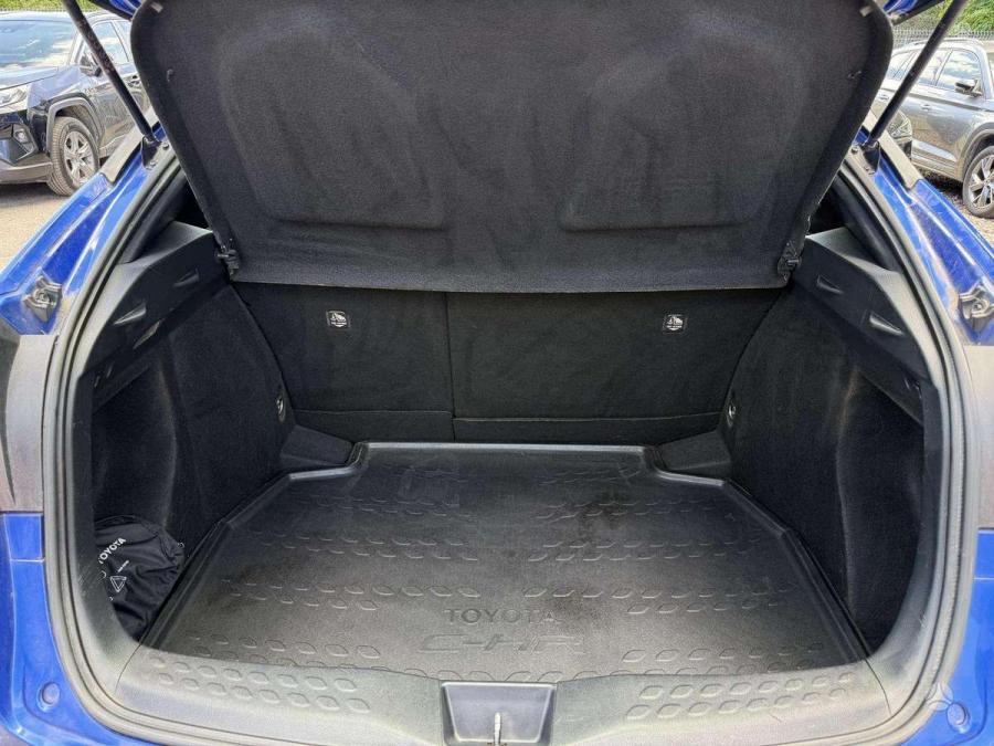 Blue Toyota C-HR 2019 in Vilnius, with an engine capacity of 1.80 L and mileage of 139 thousand km for 15990 €, photo 18 on AUTOMOTO.COM.LV