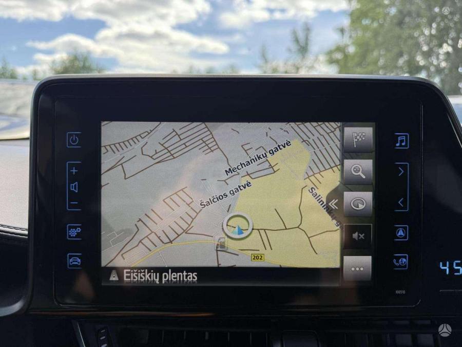Blue Toyota C-HR 2019 in Vilnius, with an engine capacity of 1.80 L and mileage of 139 thousand km for 15990 €, photo 35 on AUTOMOTO.COM.LV