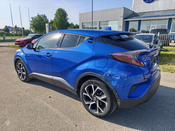 Blue Toyota C-HR 2019 in Siauliai, with an engine capacity of 1.80 L and mileage of 69 thousand km for 15900 €, photo 5 on AUTOMOTO.COM.LV