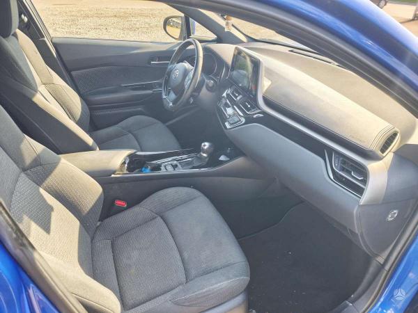 Blue Toyota C-HR 2019 in Siauliai, with an engine capacity of 1.80 L and mileage of 69 thousand km for 15900 €, photo 9 on AUTOMOTO.COM.LV
