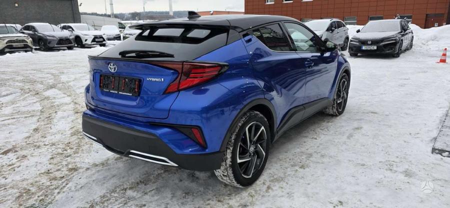 Blue Toyota C-HR 2020 in Vilnius, with an engine capacity of 1.99 L and mileage of 103 thousand km for 21650 €, photo 4 on AUTOMOTO.COM.LV