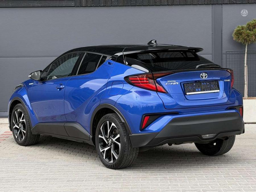 Blue Toyota C-HR 2020 in Siauliai, with an engine capacity of 1.80 L and mileage of 185 thousand km for 17990 €, photo 6 on AUTOMOTO.COM.LV