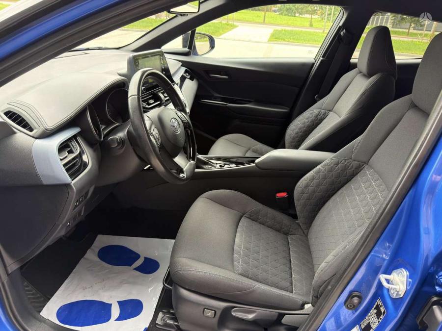Blue Toyota C-HR 2020 in Siauliai, with an engine capacity of 1.80 L and mileage of 185 thousand km for 17990 €, photo 14 on AUTOMOTO.COM.LV