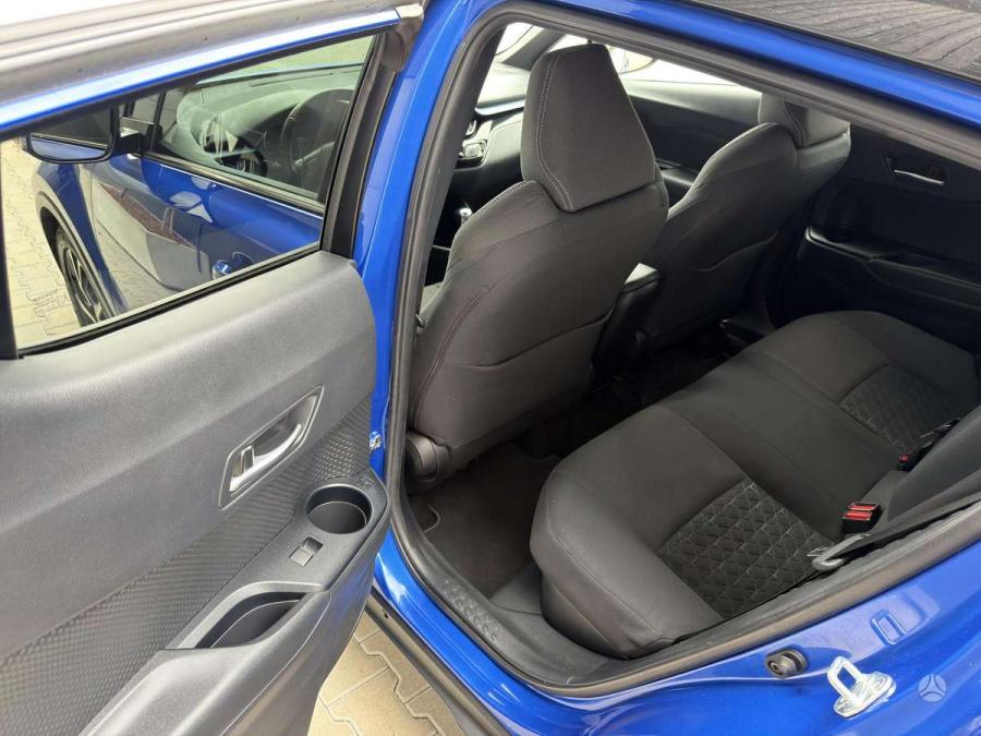 Blue Toyota C-HR 2020 in Siauliai, with an engine capacity of 1.80 L and mileage of 185 thousand km for 17990 €, photo 17 on AUTOMOTO.COM.LV