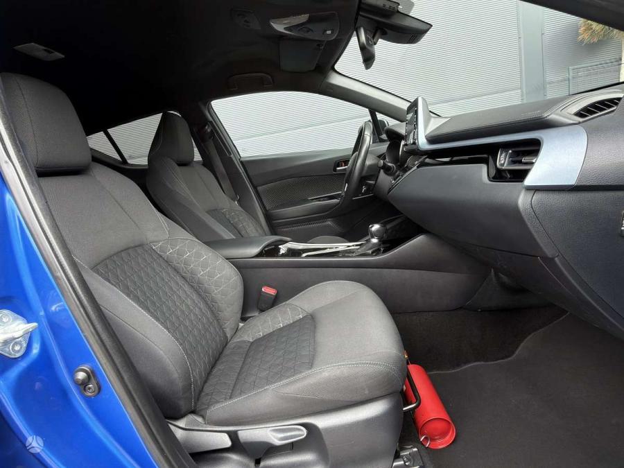 Blue Toyota C-HR 2020 in Siauliai, with an engine capacity of 1.80 L and mileage of 185 thousand km for 17990 €, photo 23 on AUTOMOTO.COM.LV