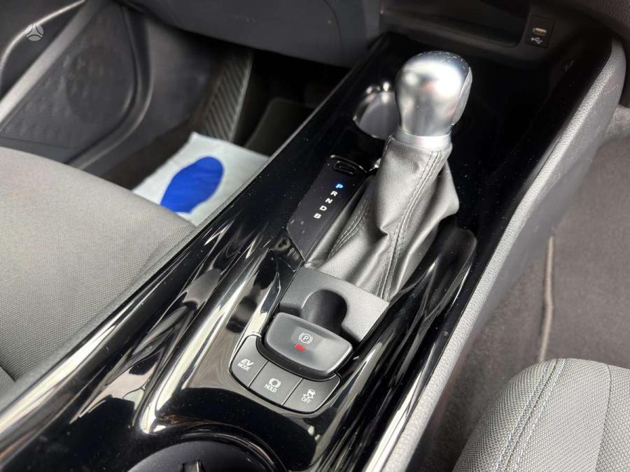 Blue Toyota C-HR 2020 in Siauliai, with an engine capacity of 1.80 L and mileage of 185 thousand km for 17990 €, photo 26 on AUTOMOTO.COM.LV