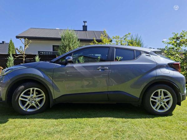 Blue Toyota C-HR 2020 in Alytus, with an engine capacity of 1.20 L and mileage of 43 thousand km for 17200 €, photo 3 on AUTOMOTO.COM.LV