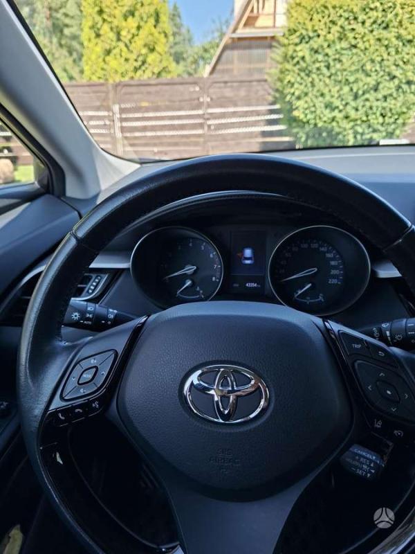 Blue Toyota C-HR 2020 in Alytus, with an engine capacity of 1.20 L and mileage of 43 thousand km for 17200 €, photo 10 on AUTOMOTO.COM.LV