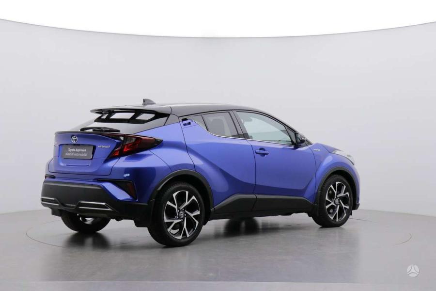 Blue Toyota C-HR 2021 in Vilnius, with an engine capacity of 1.99 L and mileage of 142 thousand km for 21900 €, photo 3 on AUTOMOTO.COM.LV