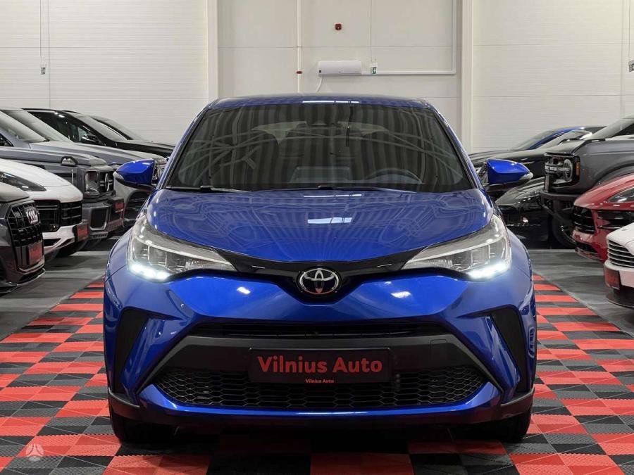 Blue Toyota C-HR 2021 in Vilnius, with an engine capacity of 1.99 L and mileage of 9 thousand km for 18000 €, photo 2 on AUTOMOTO.COM.LV