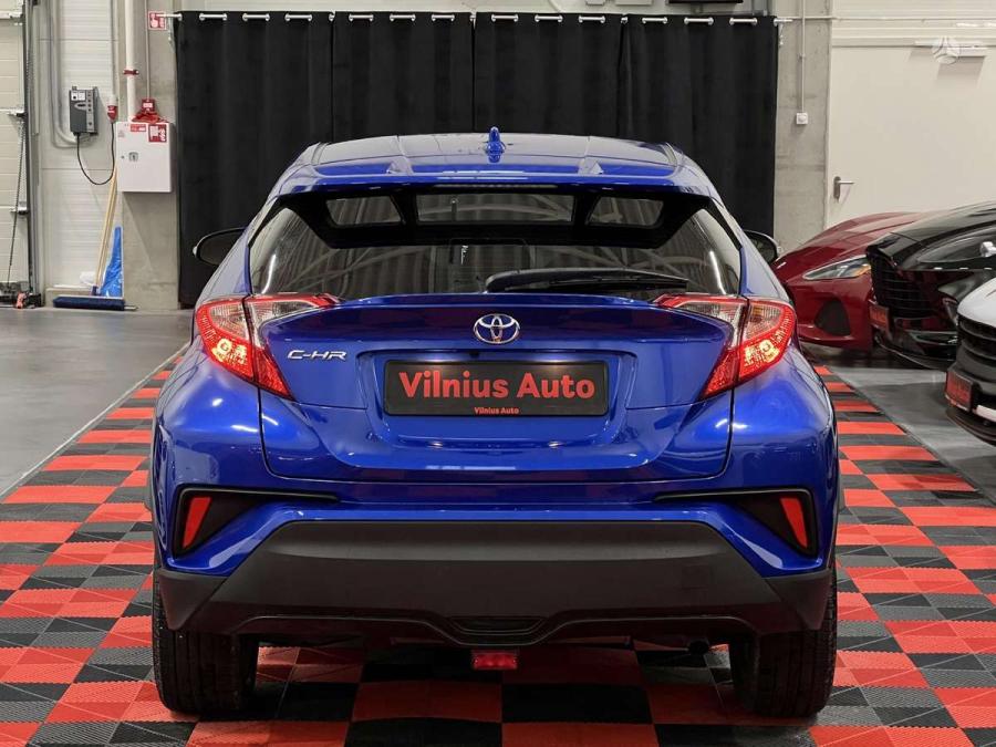 Blue Toyota C-HR 2021 in Vilnius, with an engine capacity of 1.99 L and mileage of 9 thousand km for 18000 €, photo 5 on AUTOMOTO.COM.LV