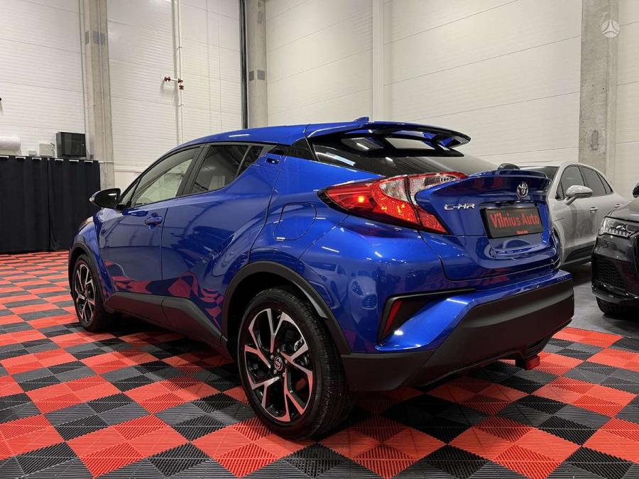 Blue Toyota C-HR 2021 in Vilnius, with an engine capacity of 1.99 L and mileage of 9 thousand km for 18000 €, photo 6 on AUTOMOTO.COM.LV