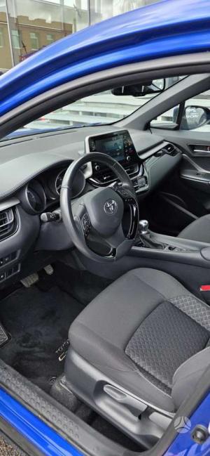 Zils Toyota C-HR 2021 Viļņa, ar dzinēja tilpumu 1.80 L un nobraukumu 76 tūkst. km par 20650 €, foto 19 vietnē AUTOMOTO.COM.LV
