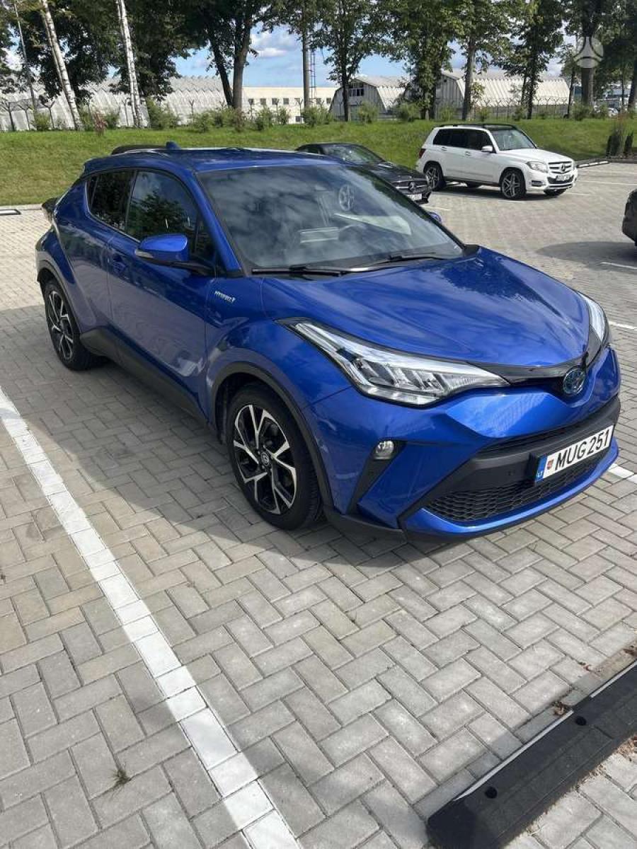 Blue Toyota C-HR 2021 in Vilnius, with an engine capacity of 1.99 L and mileage of 114 thousand km for 21900 €, photo 3 on AUTOMOTO.COM.LV