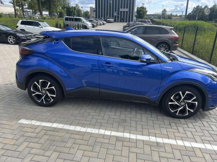 Blue Toyota C-HR 2021 in Vilnius, with an engine capacity of 1.99 L and mileage of 114 thousand km for 21900 €, photo 7 on AUTOMOTO.COM.LV