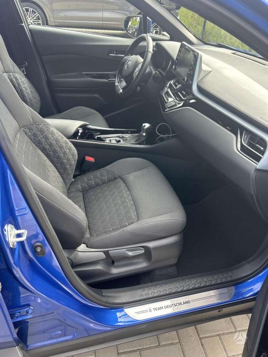 Blue Toyota C-HR 2021 in Vilnius, with an engine capacity of 1.99 L and mileage of 114 thousand km for 21900 €, photo 8 on AUTOMOTO.COM.LV