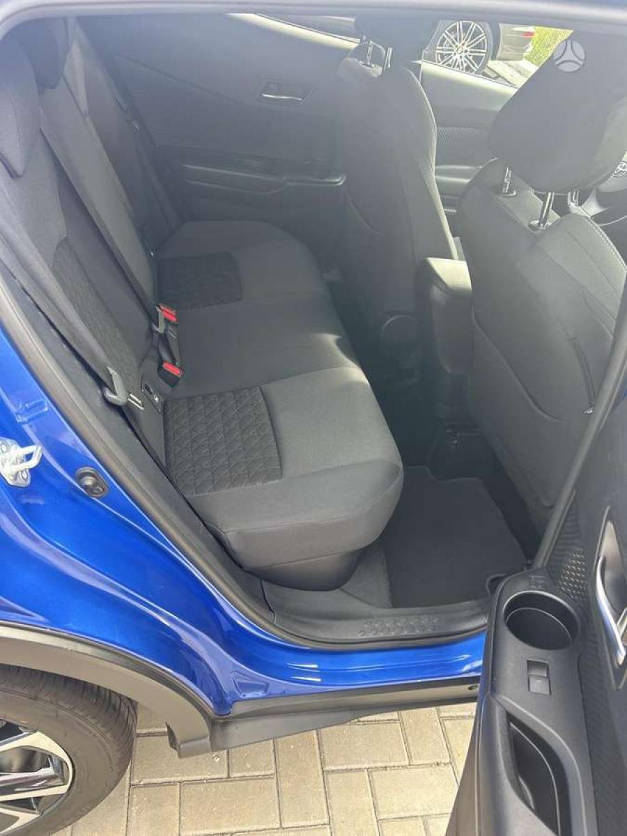Blue Toyota C-HR 2021 in Vilnius, with an engine capacity of 1.99 L and mileage of 114 thousand km for 21900 €, photo 9 on AUTOMOTO.COM.LV
