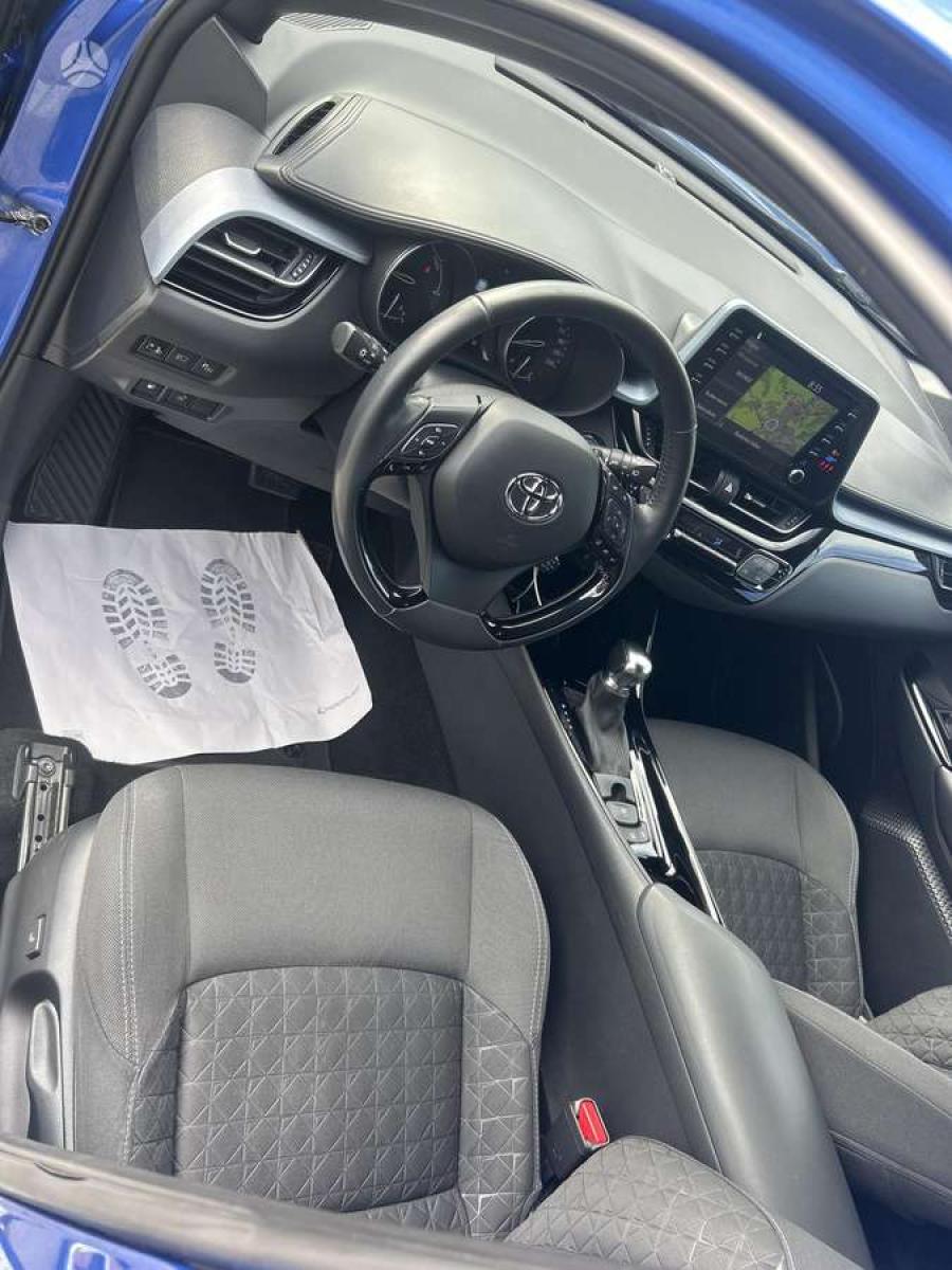 Blue Toyota C-HR 2021 in Vilnius, with an engine capacity of 1.99 L and mileage of 114 thousand km for 21900 €, photo 13 on AUTOMOTO.COM.LV