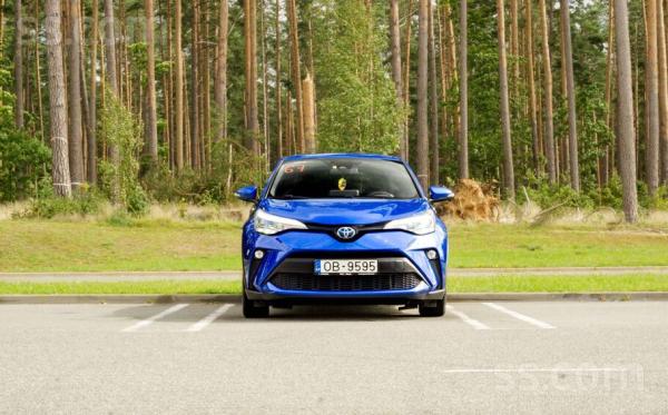 Синий Тойота C-HR 2021 в Рига, объемом двигателя 1.80 л и пробегом 72 тыс. км за 18990 €, фото 4 на AUTOMOTO.COM.LV