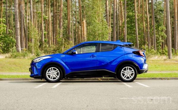 Toyota C-HR 2021 in Riga on AUTOMOTO.COM.LV Blue Toyota C-HR 2021 in Riga, with an engine capacity of 1.80 L and mileage of 72 thousand km for 18990 €, photo 5 on AUTOMOTO.COM.LV