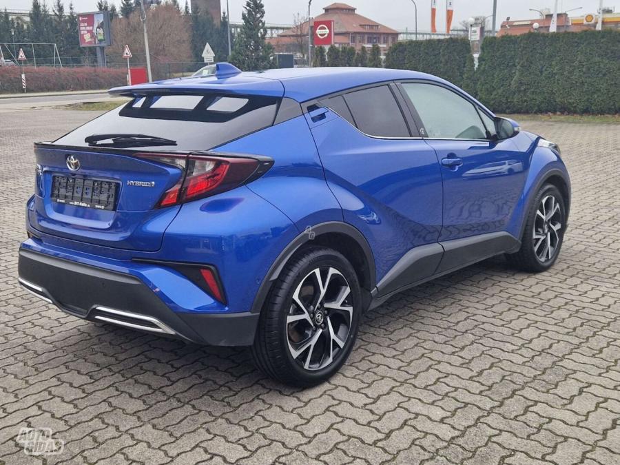 Blue Toyota C-HR 2022 in Kaunas, with an engine capacity of 2.00 L and mileage of 26 thousand km for 26820 €, photo 5 on AUTOMOTO.COM.LV