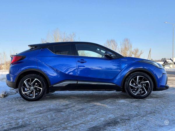 Blue Toyota C-HR 2022 in Taurage, with an engine capacity of 1.80 L and mileage of 333 thousand km for 13500 €, photo 4 on AUTOMOTO.COM.LV