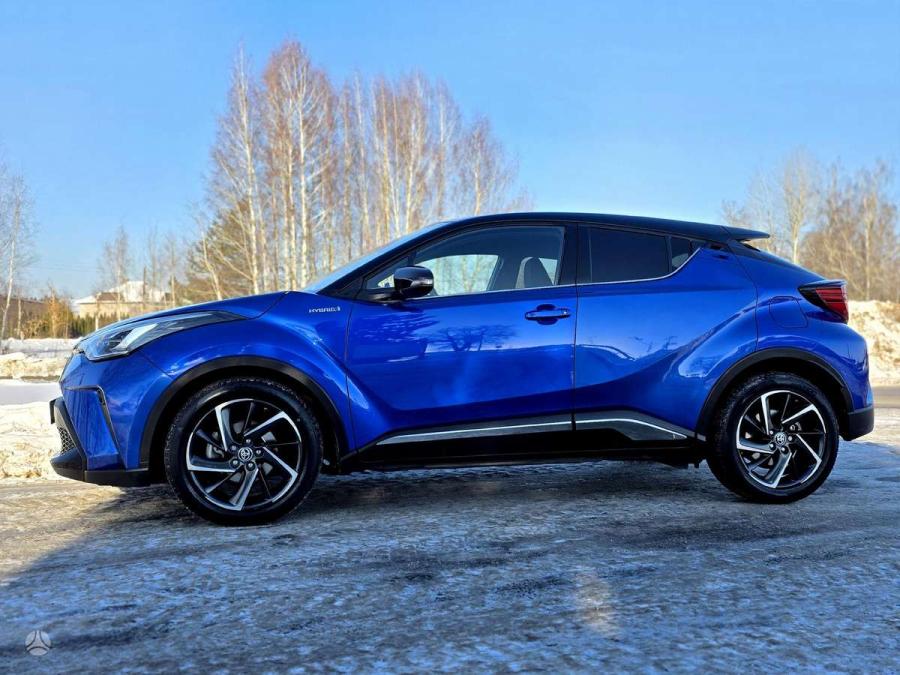 Blue Toyota C-HR 2022 in Taurage, with an engine capacity of 1.80 L and mileage of 333 thousand km for 13500 €, photo 8 on AUTOMOTO.COM.LV