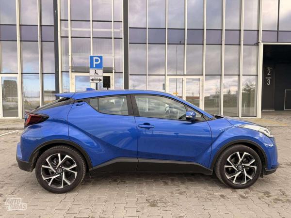 Blue Toyota C-HR 2022 in Vilnius, with an engine capacity of 1.80 L and mileage of 87 thousand km for 19950 €, photo 4 on AUTOMOTO.COM.LV