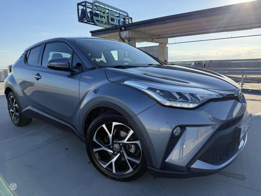 Blue Toyota C-HR 2022 in Vilnius, with an engine capacity of 1.80 L and mileage of 135 thousand km for 18990 €, photo 3 on AUTOMOTO.COM.LV