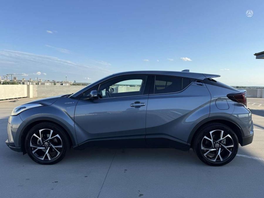 Blue Toyota C-HR 2022 in Vilnius, with an engine capacity of 1.80 L and mileage of 135 thousand km for 18990 €, photo 8 on AUTOMOTO.COM.LV