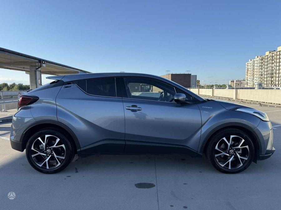 Blue Toyota C-HR 2022 in Vilnius, with an engine capacity of 1.80 L and mileage of 135 thousand km for 18990 €, photo 9 on AUTOMOTO.COM.LV