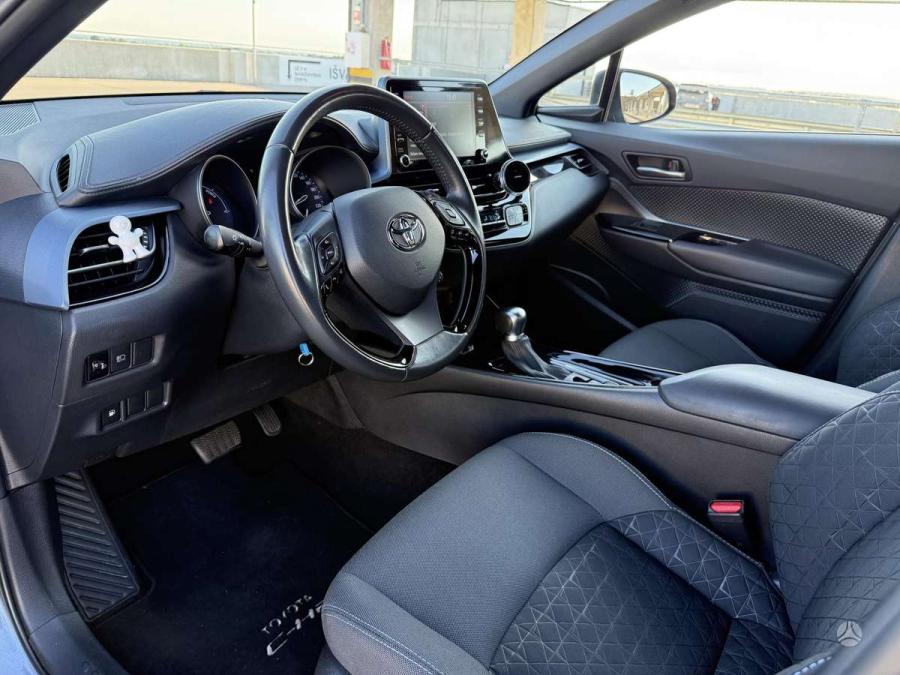 Blue Toyota C-HR 2022 in Vilnius, with an engine capacity of 1.80 L and mileage of 135 thousand km for 18990 €, photo 16 on AUTOMOTO.COM.LV