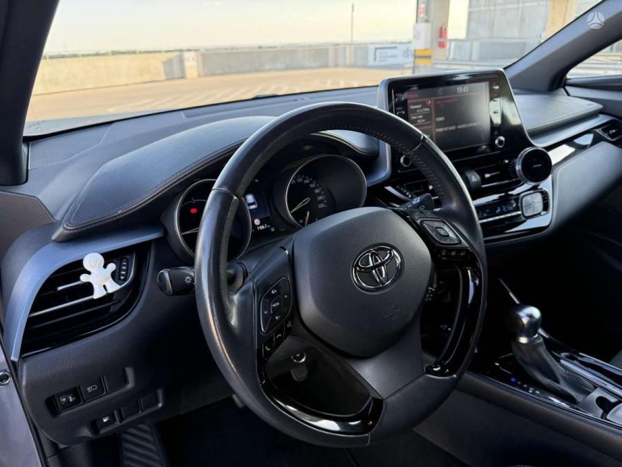 Blue Toyota C-HR 2022 in Vilnius, with an engine capacity of 1.80 L and mileage of 135 thousand km for 18990 €, photo 18 on AUTOMOTO.COM.LV