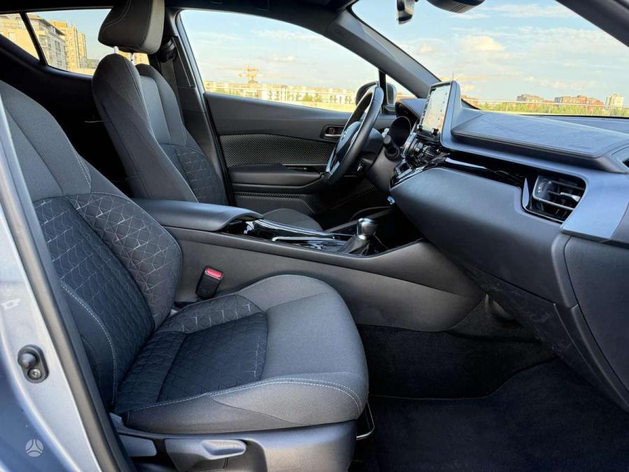 Blue Toyota C-HR 2022 in Vilnius, with an engine capacity of 1.80 L and mileage of 135 thousand km for 18990 €, photo 19 on AUTOMOTO.COM.LV