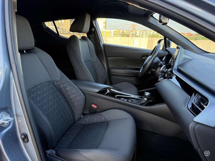 Blue Toyota C-HR 2022 in Vilnius, with an engine capacity of 1.80 L and mileage of 135 thousand km for 18990 €, photo 34 on AUTOMOTO.COM.LV