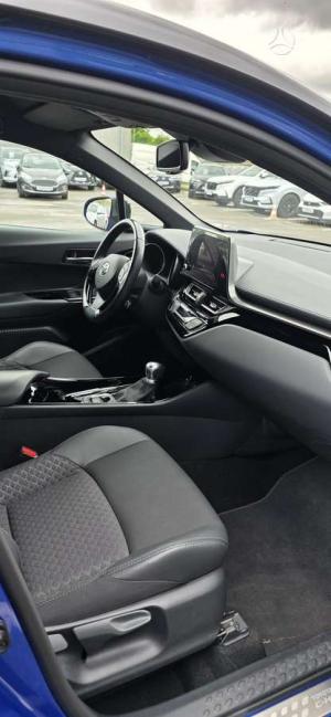Blue Toyota C-HR 2022 in Vilnius, with an engine capacity of 1.99 L and mileage of 76 thousand km for 24650 €, photo 21 on AUTOMOTO.COM.LV