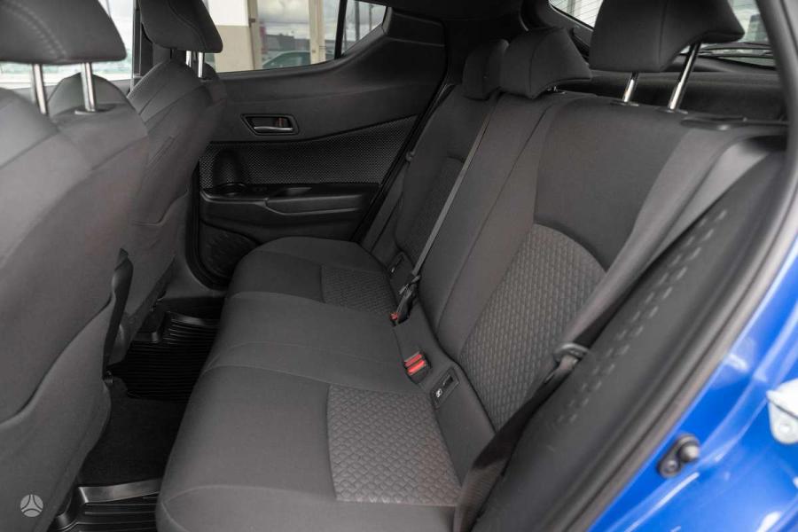 Blue Toyota C-HR 2022 in Vilnius, with an engine capacity of 1.99 L and mileage of 70 thousand km for 22950 €, photo 12 on AUTOMOTO.COM.LV