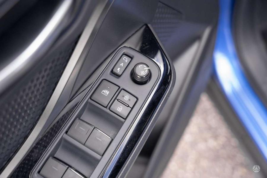 Blue Toyota C-HR 2022 in Vilnius, with an engine capacity of 1.99 L and mileage of 70 thousand km for 22950 €, photo 25 on AUTOMOTO.COM.LV