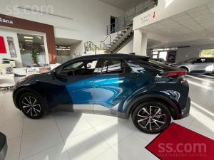 Zils Toyota C-HR 2026 Jēkabpils, ar dzinēja tilpumu 1.80 L un nobraukumu 10 tūkst. km par 35740 €, foto 4 vietnē AUTOMOTO.COM.LV