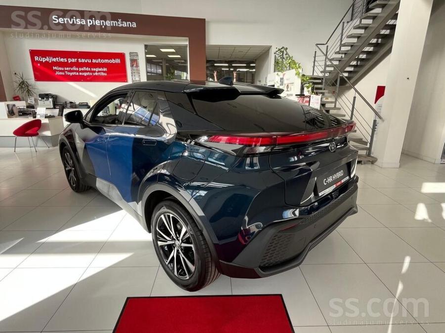 Zils Toyota C-HR 2026 Jēkabpils, ar dzinēja tilpumu 1.80 L un nobraukumu 10 tūkst. km par 35740 €, foto 5 vietnē AUTOMOTO.COM.LV