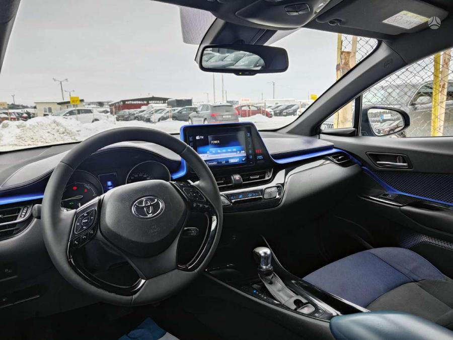 Blue Toyota C-HR 2017 in Vilnius, with an engine capacity of 1.80 L and mileage of 247 thousand km for 13300 €, photo 18 on AUTOMOTO.COM.LV