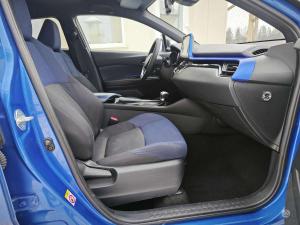 Blue Toyota C-HR 2017 in Vilnius, with an engine capacity of 1.80 L and mileage of 247 thousand km for 13300 €, photo 19 on AUTOMOTO.COM.LV