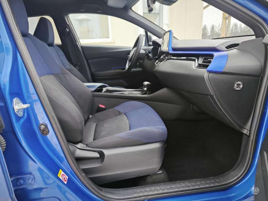 Blue Toyota C-HR 2017 in Vilnius, with an engine capacity of 1.80 L and mileage of 247 thousand km for 13300 €, photo 19 on AUTOMOTO.COM.LV