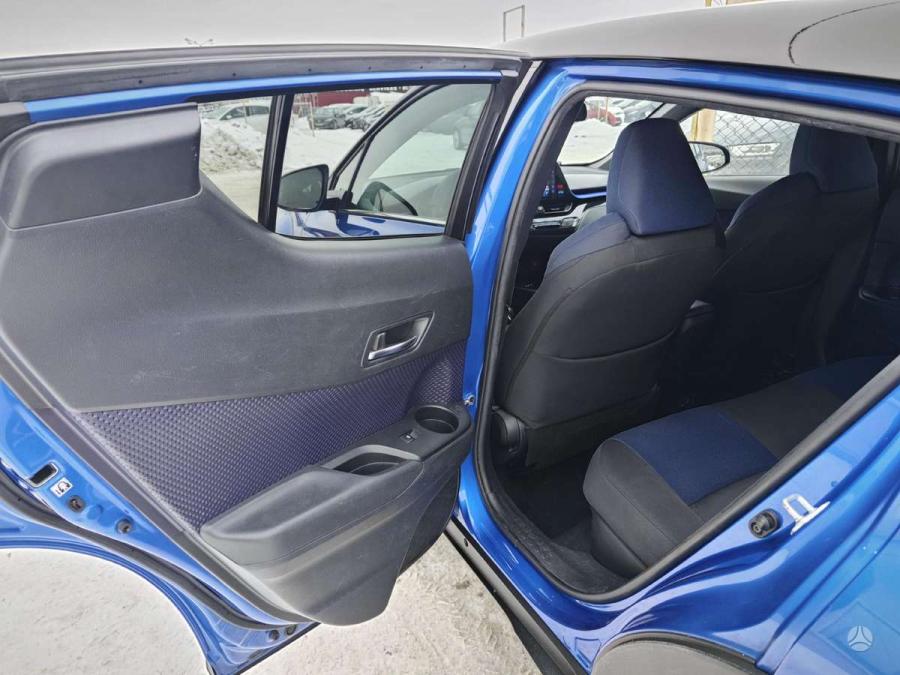 Blue Toyota C-HR 2017 in Vilnius, with an engine capacity of 1.80 L and mileage of 247 thousand km for 13300 €, photo 26 on AUTOMOTO.COM.LV