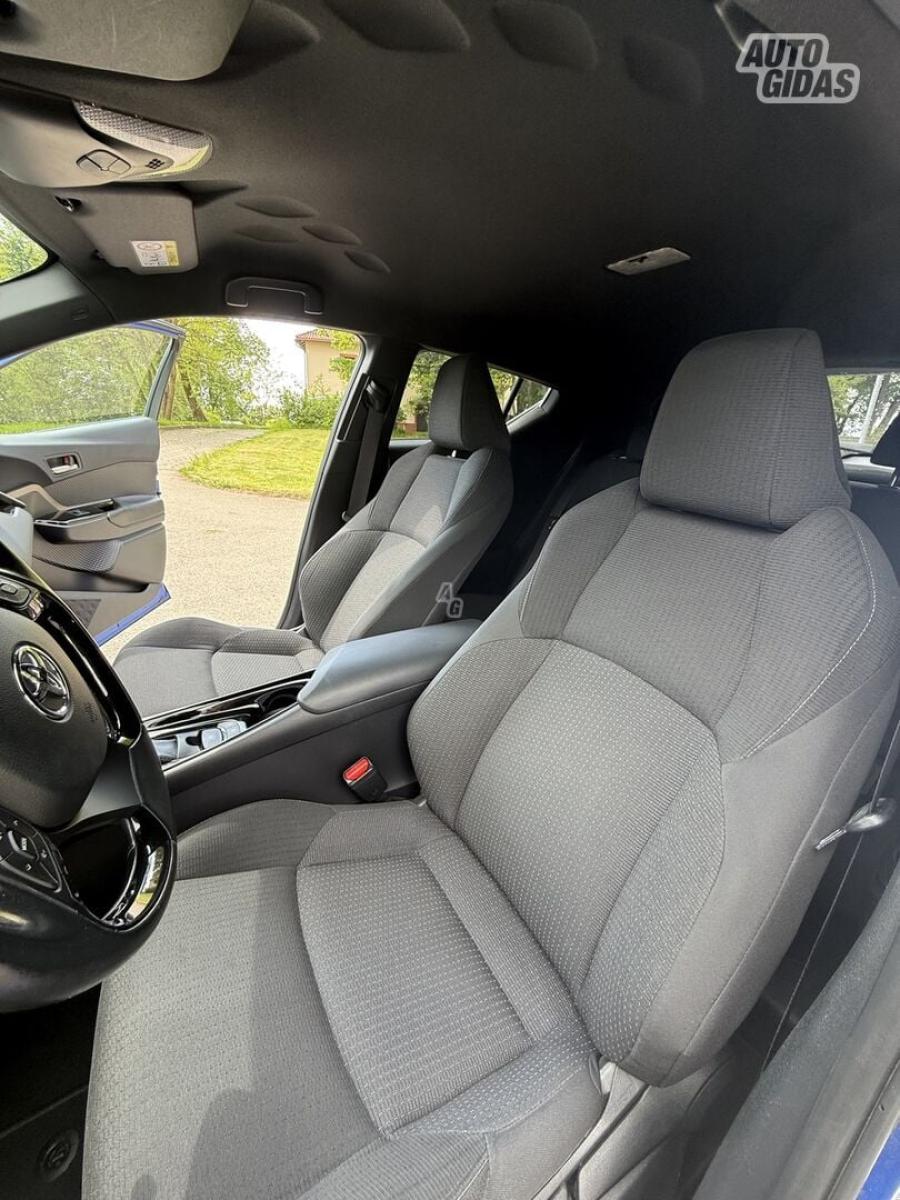 Blue Toyota C-HR 2018 in Trakai, with an engine capacity of 1.80 L and mileage of 197 thousand km for 18000 €, photo 13 on AUTOMOTO.COM.LV